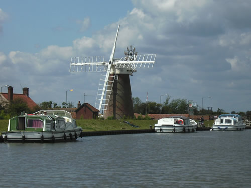 Norfolk Broads pubs, restaurants & shops on the River Bure
